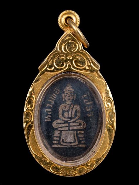 เหรียญเม็ดแตงหลวงพ่อโสธร เนื้อเงินลงถม พร้อมเลี่ยมทอง เว็บ วุดดี้ชลบุรี ซื้อ