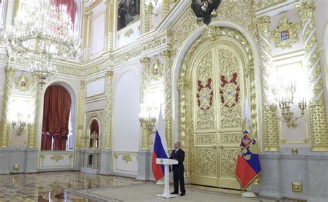 Путин подписал закон о приоритете Конституции России над нормами международного права