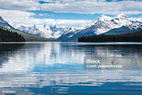 재 스퍼 국립 공원 앨버타 캐나다의 캐나다 록 키 산맥에서 Maligne 호수 눈 냉동상태의 물에 대한 스톡 사진 및 기타 이미지 눈 냉동상태의 물 국가 관광명소