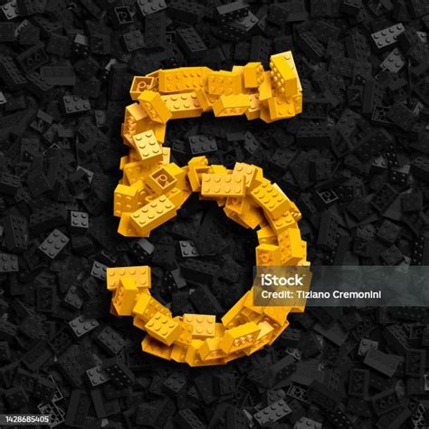 3d 알파벳 어두운 배경에 벽돌로 만든 노란색 숫자 세트 숫자 다섯 5에 대한 스톡 사진 및 기타 이미지 5 예술 벽돌 Istock