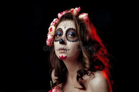 Młoda Pół Naga Dziewczyna W Wietrze Kwiatów Szkielet Dziewczęcy Czaszka Cukrowa Martwej Panny