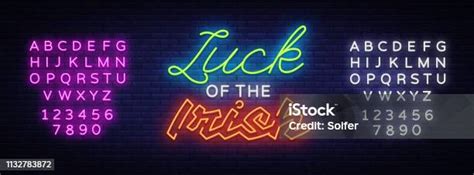 행운 오 아일랜드 네온 간판 벡터입니다 해피 세인트 패트릭 데이 네온 사인 디자인 서식 파일 현대 트렌드 디자인 밤 네온 간판 밤 밝은 광고 빛 배너 텍스트 편집 네온 사인