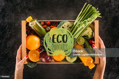 건강 한 야채 과일 에코 제품 글자와 해독 음료와 나무 상자를 들고 여자의 부분 보기 감귤류 과일에 대한 스톡 사진 및 기타 이미지 Istock