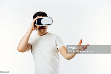 가상 현실 3d 헤드셋을 착용 흰색 티셔츠에 남자 3차원 형태에 대한 스톡 사진 및 기타 이미지 3차원 형태 T 셔츠 가상현실 Istock