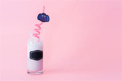 딸기 우유 보라색 코끼리와 함께 항아리에 밀크 핑크 피 펫 핑크 배경에 공간 쓰기 건강한 생활방식에 대한 스톡 사진 및 기타 이미지 건강한 생활방식 과일 날것