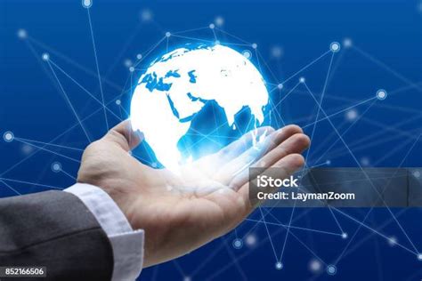 실업가 손을 잡고 글로벌 네트워크 및 글로벌 통신 손을 잡고 빛나는 지구 연결 세계 개념에 대한 스톡 사진 및 기타 이미지 개념 개념과 주제 경제 Istock