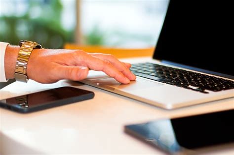 햇볕이 잘 드는 사무실 비즈니스 및 기술 개념에서 노트북 및 디지털 태블릿으로 작업하는 남성 클로즈업 검색에 대한 스톡 사진 및 기타 이미지 Istock