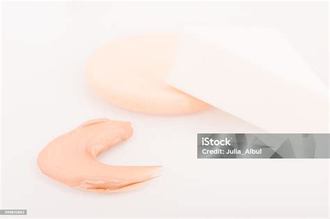 액체 착색 메이크업 크림 파운데이션 샘플 스트로크 와 스폰지 0명에 대한 스톡 사진 및 기타 이미지 0명 메이크업 화장품 사진 이미지 Istock