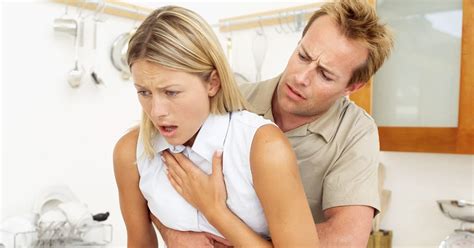 Maniobra de Heimlich qué hacer cuando alguien se atraganta con comida o un objeto Infobae