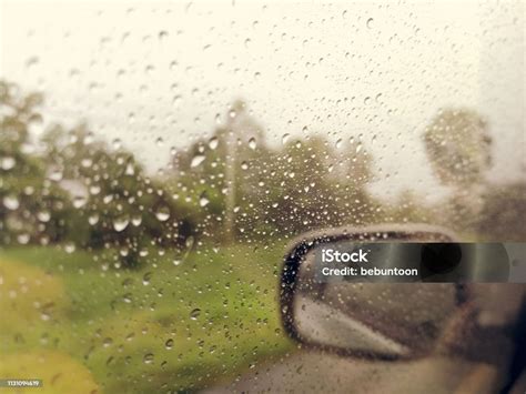 비오는 계절에도로와 자동차 유리창에 비 방울 추상적인 배경 유리에 물 드롭 야간 폭풍 비가 자동차 운전 개념 가을에 대한 스톡
