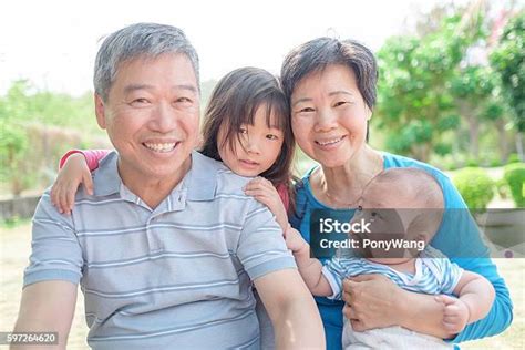 Kakek Dan Cucu Tersenyum Bahagia Foto Stok Unduh Gambar Sekarang