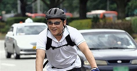 유인촌 장관 첫 자전거 출근