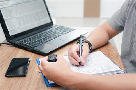 비즈니스 자동차 서비스 개념 사람이 손에 재고와 손에 장난감 자동차를 보유해야 예비 부품의 가격에서 자동차를 수리하는 비용에