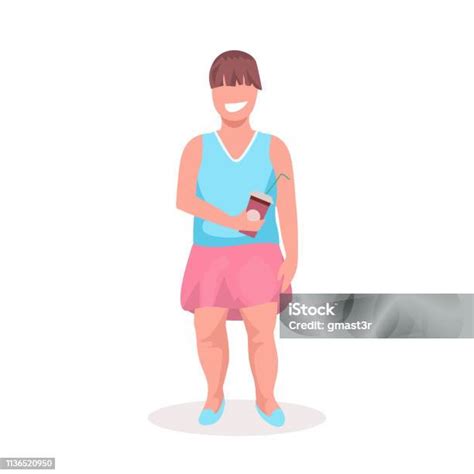 체중 작은 소녀 지방 크기 아이 서 있는 자세 지주 플라스틱 컵 건강에 해로운 라이프 스타일 개념 여성 만화 캐릭터 전체 길이 흰색 배경 플랫 개념에 대한 스톡 벡터 아트