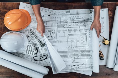 탑 뷰 엔지니어링 사무실 책상 및 계산기 삼각형 눈금자 안전 안경 나침반 블루프린트의 버니어 캘리퍼에서 도면 검사로 작업합니다 엔지니어 건축가 산업 및 공장 개념 35 39