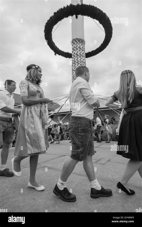 Frauen Und Männer In Lokalen Kostümen Tanzen Einen Traditionellen Bayerischen Volkstanz Rund Um