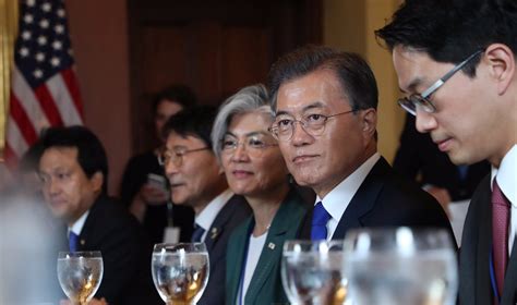 미국 방문 둘째 날 문재인 대통령은 미국 상 하원의 지도부 의원들을 만나 한미동맹과 평화 북핵 문제 해결책에 대해 의견을 나눴습니다 미국 현지 언론의 취재열기도