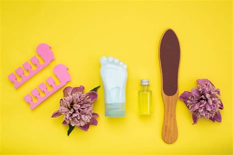 화장품 풋 크림용 튜브 용기 천연 화장품과 피부 관리의 개념 페디큐어 도구 세트입니다 복사 공간이 비어 있고 채워지지 않은 스튜디오 샷 생활필수품에 대한 스톡 사진 및 기타