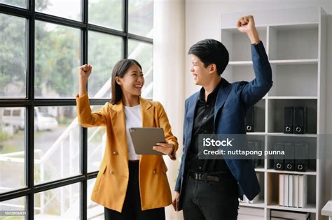 젊은 아시아 비즈니스 팀 창조적 인 사업가 동료 성취를 축하하는 팀워크 사무실에서 디자인 계획 20 24세에 대한 스톡 사진 및 기타 이미지 Istock