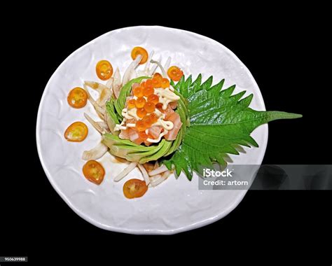흰색 세라믹 접시 요리 사진 보기 위의 위에서 촬영에 아보카도와 연어와 연어 알 샐러드의 클리핑 경로와 검은 배경에 절연 0명에