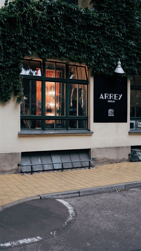 집 밖의 가게 간판 거리 거리 사진 건물 외장 건축 노란 타일 녹지 담쟁이덩굴 도시 경관 도시 녹지 도시 전망 도시 탐사 도시의 도시의 매력