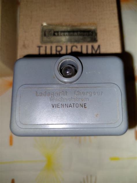 Retro Polnilec Bateri V Katli In Baterijo