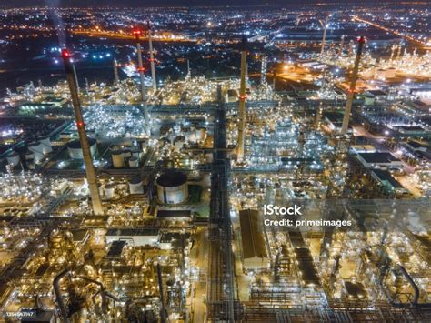 석유 및 가스 정유 공장의 풍경 석유 화학 또는 화학 증류 공정 건물 황혼일몰에 전력 및 에너지 산업의 공장 엔지니어링 석유