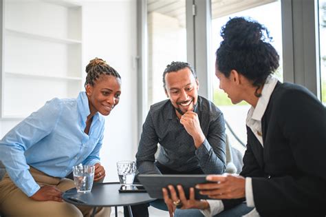 디지털 태블릿을 사용하여 회의에서 비즈니스 관리자의 혼합 인종 그룹 35 39세에 대한 스톡 사진 및 기타 이미지 35 39세 40 44세 45 49세 Istock