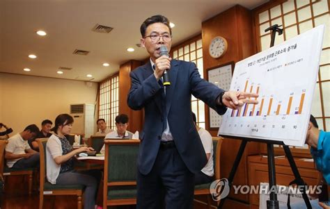 소득분배 논란 추가 설명하는 청와대 경제수석 연합뉴스