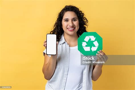 녹색 재활용 표지판을 보여주는 여성과 광고를위한 공간이있는 빈 디스플레이가있는 스마트 폰 사람들에 대한 스톡 사진 및 기타 이미지 사람들 지속 가능한 생활 양식