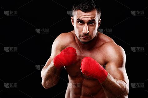 英俊的男性拳击手的姿态
