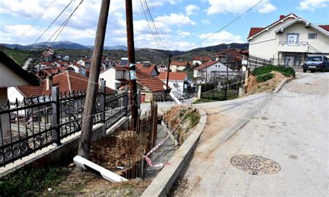 СЕ ГРАДАТ ПОТПОРНИ ЅИДОВИ НА НЕКОЛКУ ЛОКАЦИИ ВО КОЧАНИ Комарец