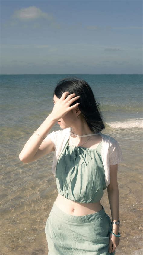 갈색 머리 고요한 관광 녹색 드레스 라이프스타일 레저 리조트 머리 모래 물 바다 바다 경치 바람 반신