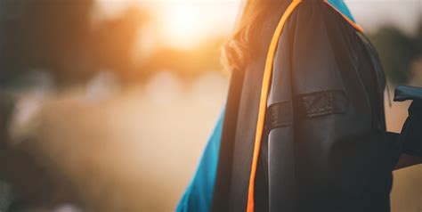 노란 술이 달린 검은 색 모자를 들고 있는 졸업생들은 일몰을 손에 들고 졸업장을 들고 서 있다 졸업식 대학의 졸업생을 축하했다 25 29세에 대한 스톡 사진 및 기타 이미지