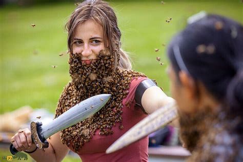 فیلمی از دختر ایرانی که چند هزار زنبور روی بدنش نشسته و حیوان خانگی‌اش زنبور است