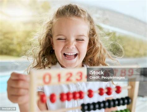 수학 배우기 주판 미소 도움을 위한 도구로 공부하는 소녀 학교에서의 쉬운 교육 유치원 교실에서의 흥분 행복하고 재미있고 만화