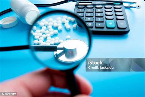 의사는 감기와 바이러스를 치료하기 위해 흰색 알약을 보기 위해 돋보기를 들고 있습니다 의사의 조언에 따라 신중한 약물의 개념 0명에 대한 스톡 사진 및 기타 이미지 Istock