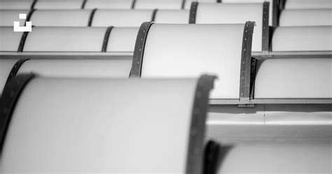 검은 색 플라스틱 홀더에 있는 백서 롤 사진 Unsplash의 무료 자르넨 이미지