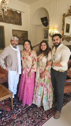 Anitha Vijayakumar London Trip Photos அருண் விஜய் சிஸ்டர்ஸா இது வயசு