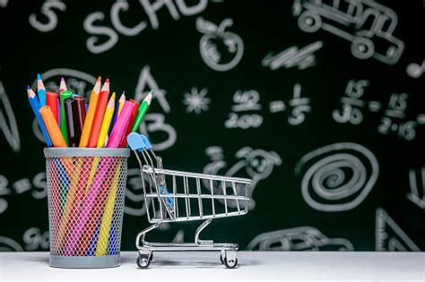 녹색 칠판 배경에 흰색 테이블에 책 연필과 지구와 학교 배경으로 돌아갑니다 0명에 대한 스톡 사진 및 기타 이미지 0명