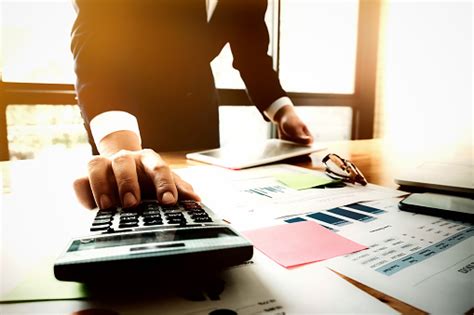 사업 회계사 소득 및 직장에서 예산 분석 금융 자문 계산 세금 및 비즈니스 송장 사무실에서 책상에 계산기 Tabnet와 스마트폰 계산을 사용 하 여 개념에 대한 스톡 사진