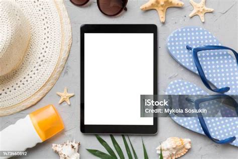 컬러 배경에 태블릿 및 해변 액세서리가있는 플랫 레이 구성 빈 화면이있는 태블릿 컴퓨터 복사 공간이있는 모형 0명에 대한 스톡 사진 및 기타 이미지 Istock