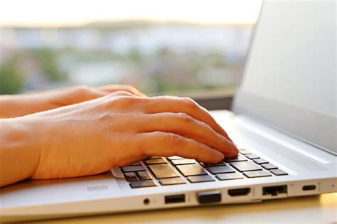 일출 에 창 근처 노트북 키보드에 앉아 여자 햇빛에 여성 손 클로즈업 격리에 대한 스톡 사진 및 기타 이미지 격리 공부 노트북 Istock