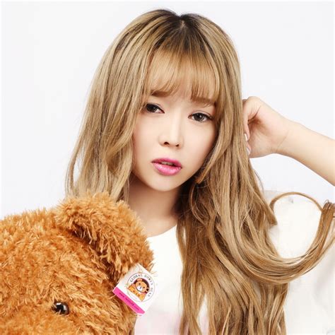 Download Wallpaper Girl Model Toy Bear Section Girls In Resolution 1024x1024