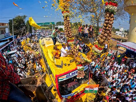 ಬನ್ನೂರಿನಲ್ಲಿ ಡಿಕೆ ಶಿವಕುಮಾರ್‌ಗೆ ಸೇಬು ಹಾಗೂ ಕೊಬ್ಬರಿ ಹಾರ ಹಾಕಲಾಯಿತು Dk