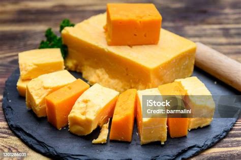 서머셋과 레드 레스터에서 숙성 된 젖소 우유로 만든 영국 하드 치즈 0명에 대한 스톡 사진 및 기타 이미지 0명 델리카트슨 레스터 Istock