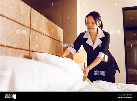 Zimmermädchen bett machen Fotos und Bildmaterial in hoher Auflösung Alamy