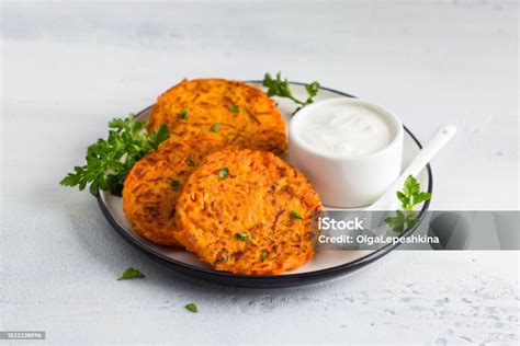 연한 파란색 배경에 흰색 접시에 사워 크림과 채소를 곁들인 당근 튀김 건강한 식생활에 대한 스톡 사진 및 기타 이미지 건강한 식생활 그릇 길거리 음식 Istock