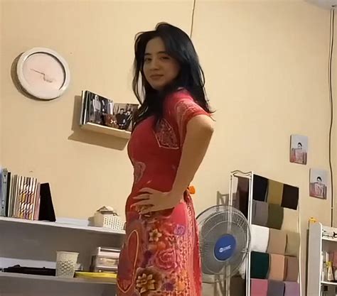Viral Cewek Fashion Show Di Kamar Cuma Pakai Daster Netizen Berebut Berburu Akun Instagramnya