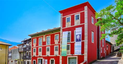 거리 거리 장면 건물 건축 경치가 좋은 관광 광장 구름이없는 구시가지 그림 같은 나무 낮 다채로운 도시